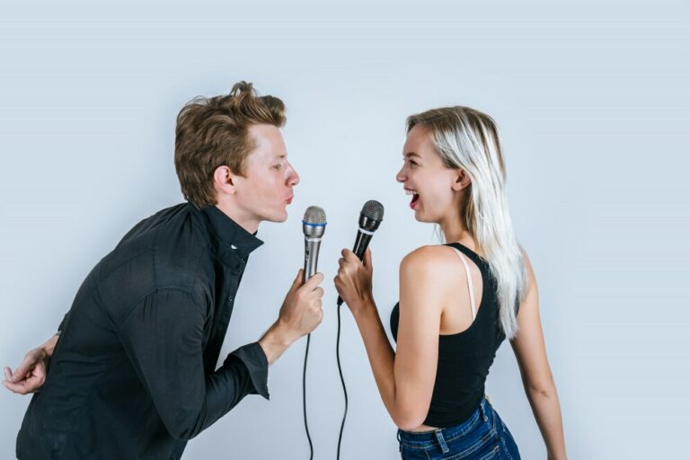 4 Zodiac Signs Which Love To Sing According to Astrology